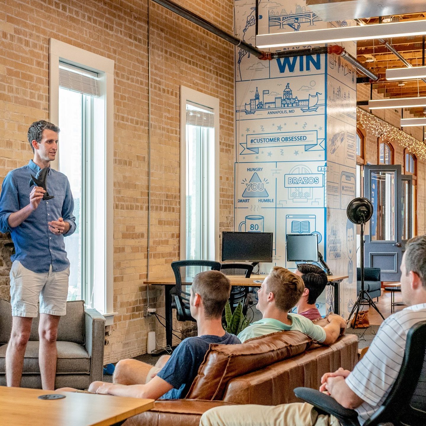 How To Be A Good Leader: 7 Ways To Inspire And Support People